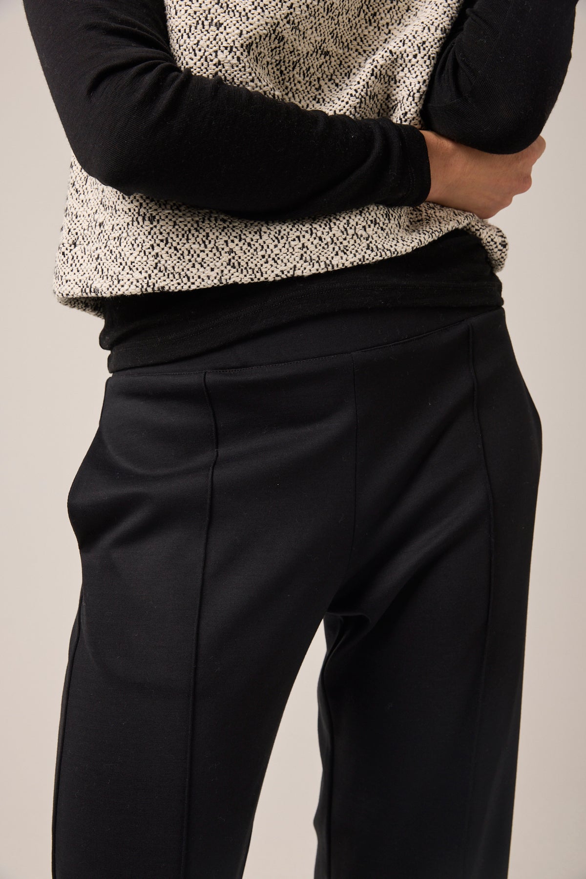 Hunter Wool Ponte Pin-Tuck Pant Black Night | Matilda Life